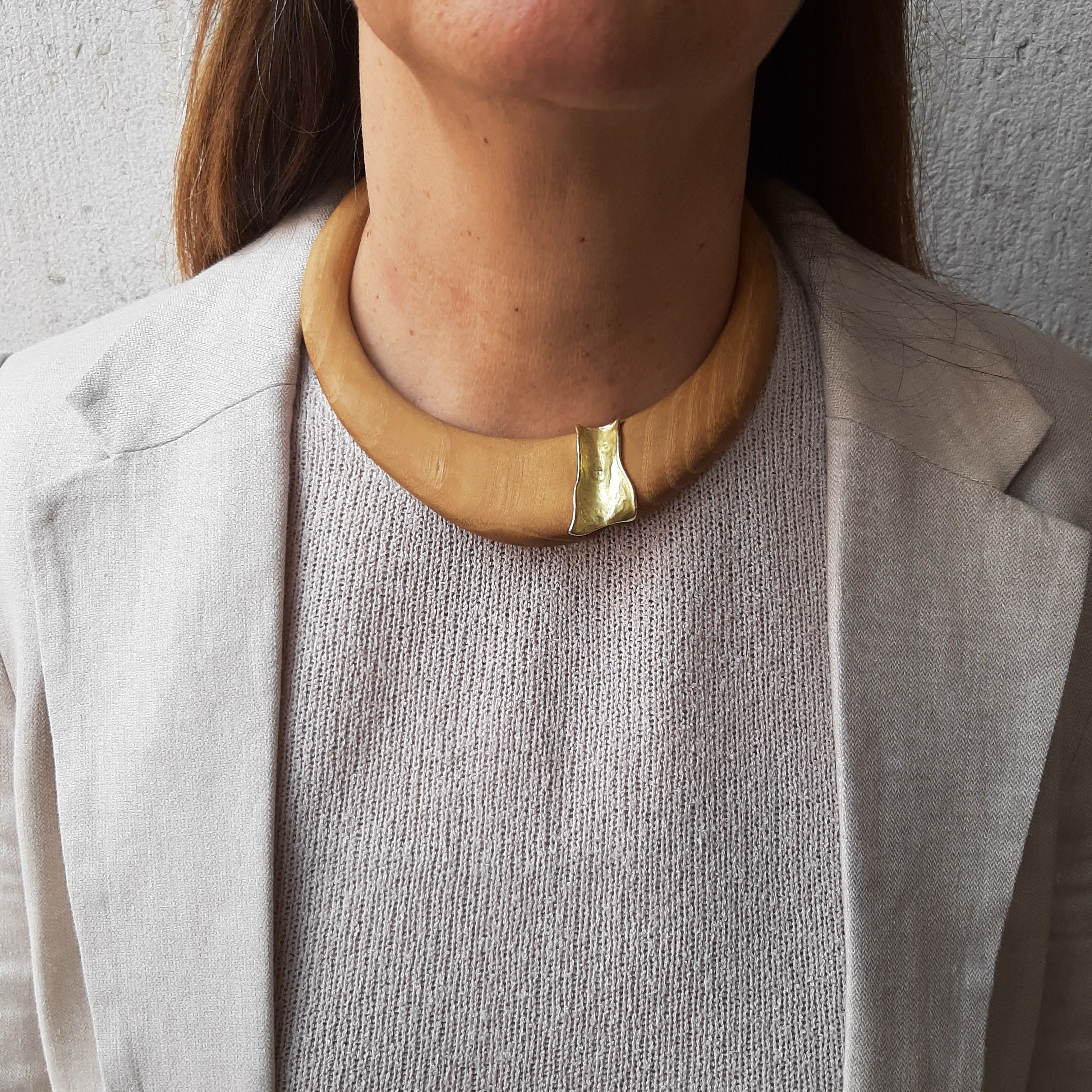 Light wood chocker with gold